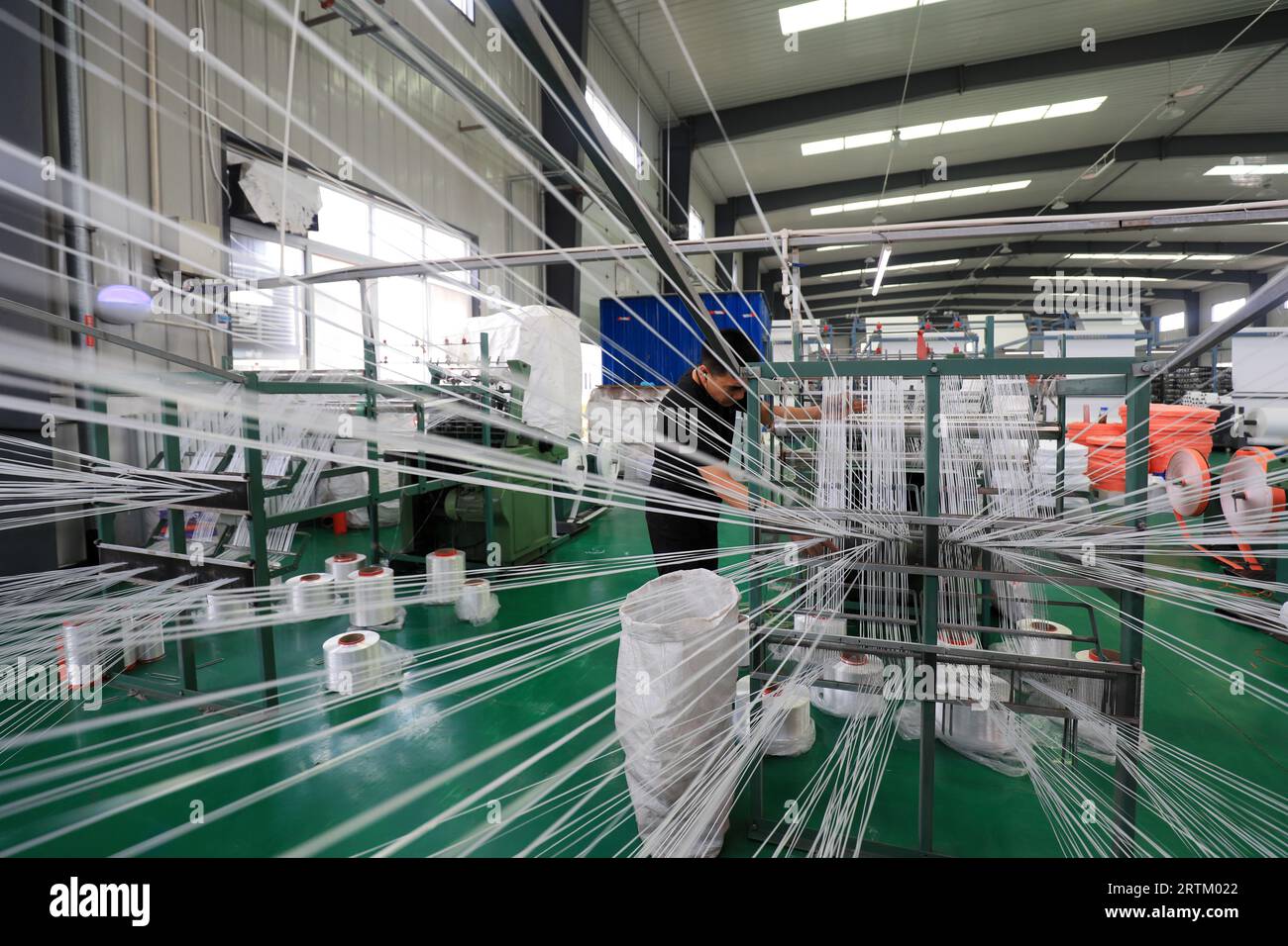 Workers work hard in the plastic weaving workshop, North China Stock ...