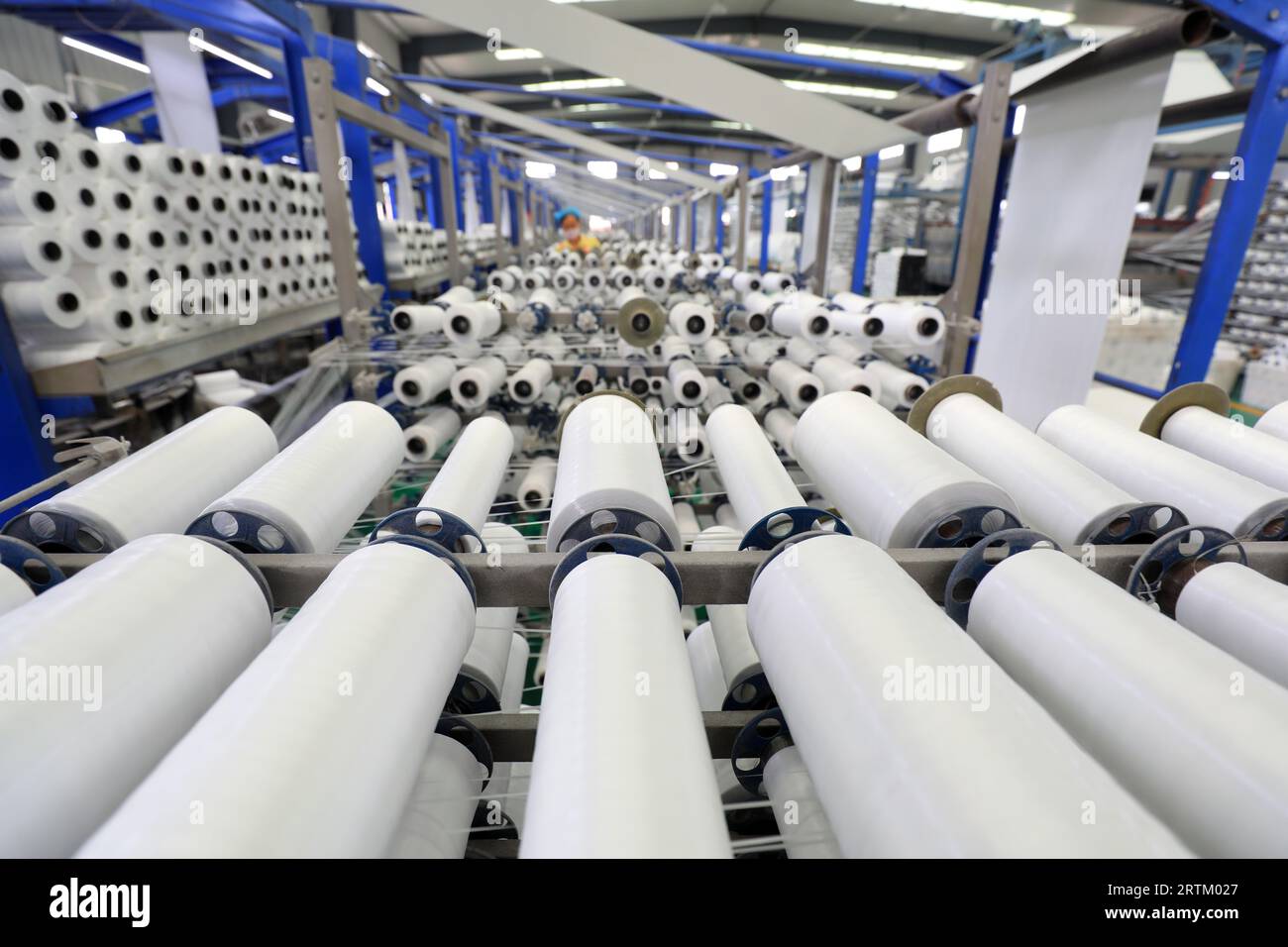 Workers work hard in the plastic weaving workshop, North China Stock ...