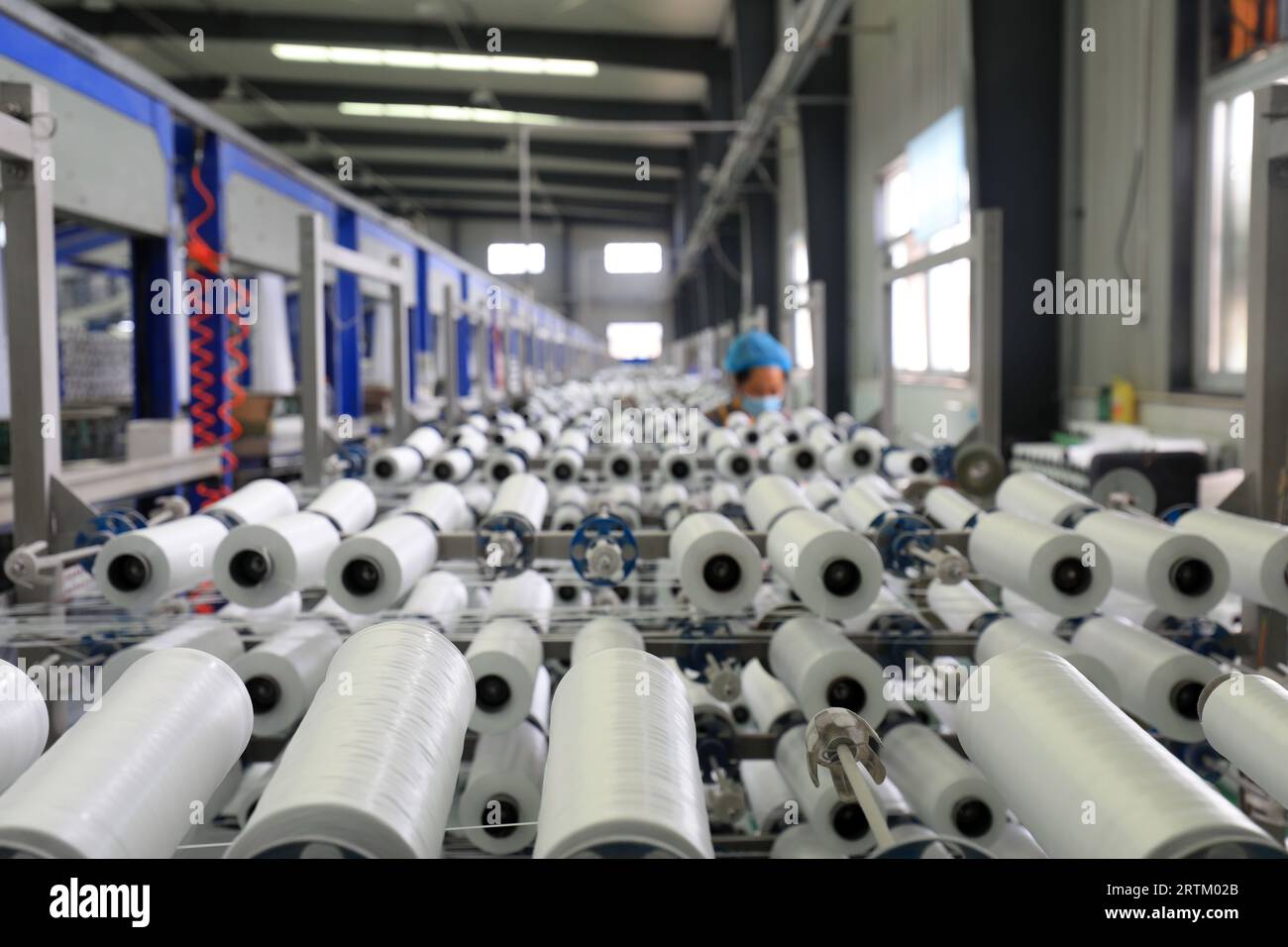 Workers work hard in the plastic weaving workshop, North China Stock ...