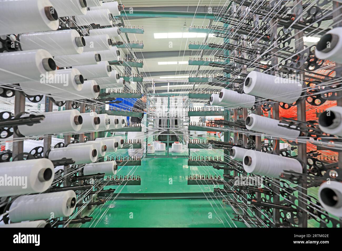 Workers work hard in the plastic weaving workshop, North China Stock ...