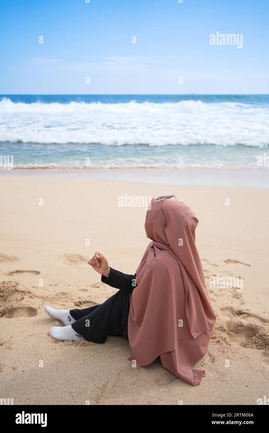 Muslim women beach hijab hi-res stock photography and images - Alamy