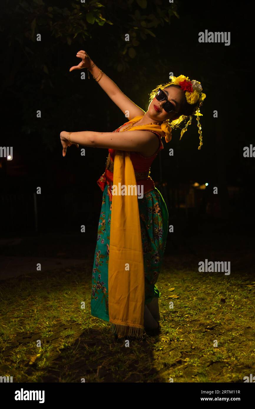 Body twisting hi-res stock photography and images - Alamy