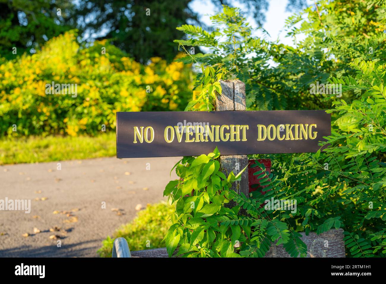 Gold warning sign hi-res stock photography and images - Alamy