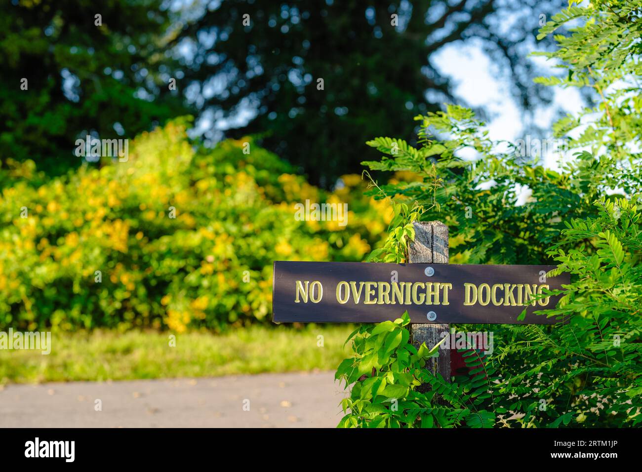 No overnight stay sign hi-res stock photography and images - Alamy