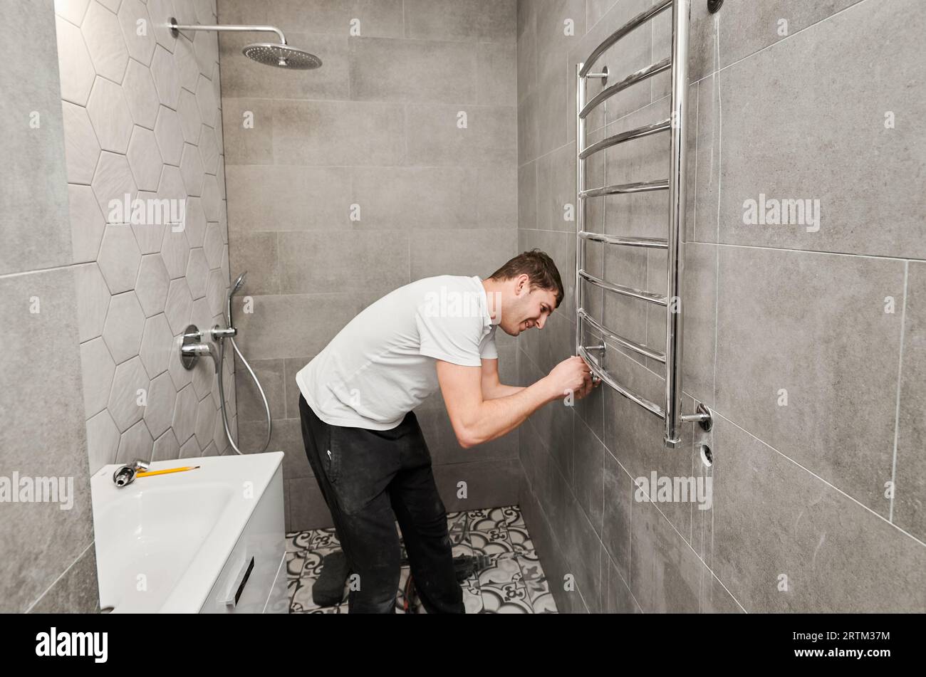 Male plumber hanging electric hi-res stock photography and images - Alamy