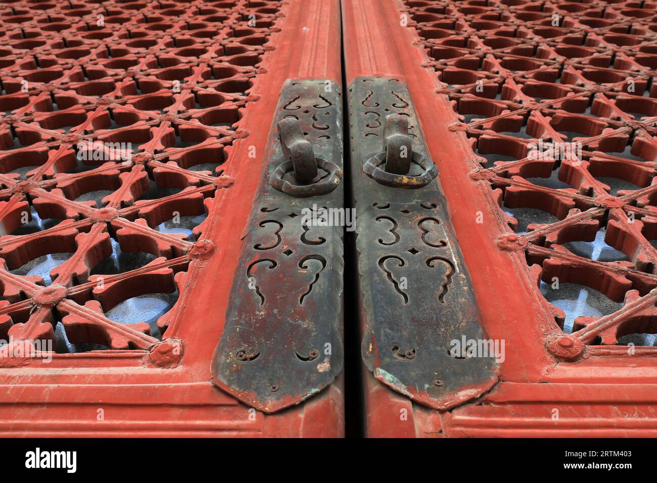 Wooden window lattice in the palace, Beijing Stock Photo - Alamy