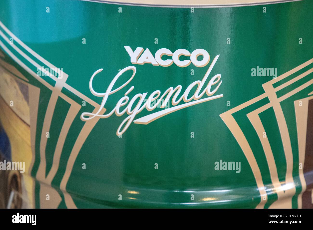 Bordeaux , France - 09 12 2023 : Yacco legende brand logo and text sign ...
