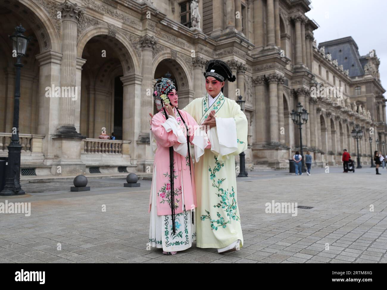 Mob opera hi-res stock photography and images - Alamy