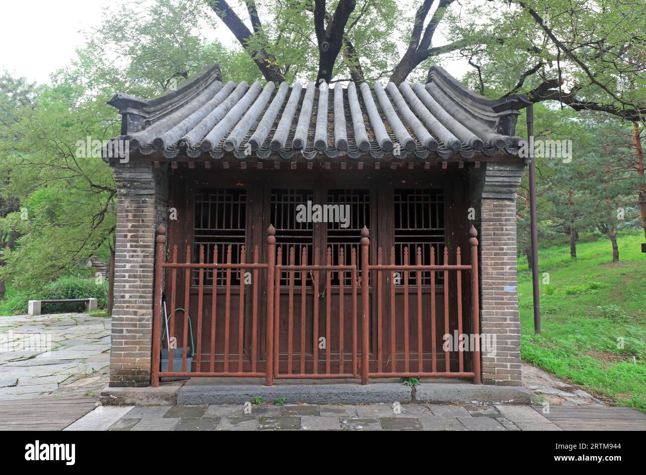 Small temples in Beijing Botanical Garden, China Stock Photo - Alamy