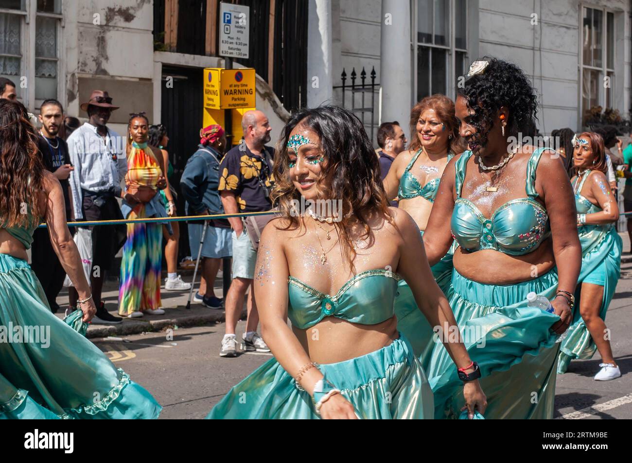 NOTTING HILL, LONDON, ENGLAND - 28 August 2023: Performers wearing ...