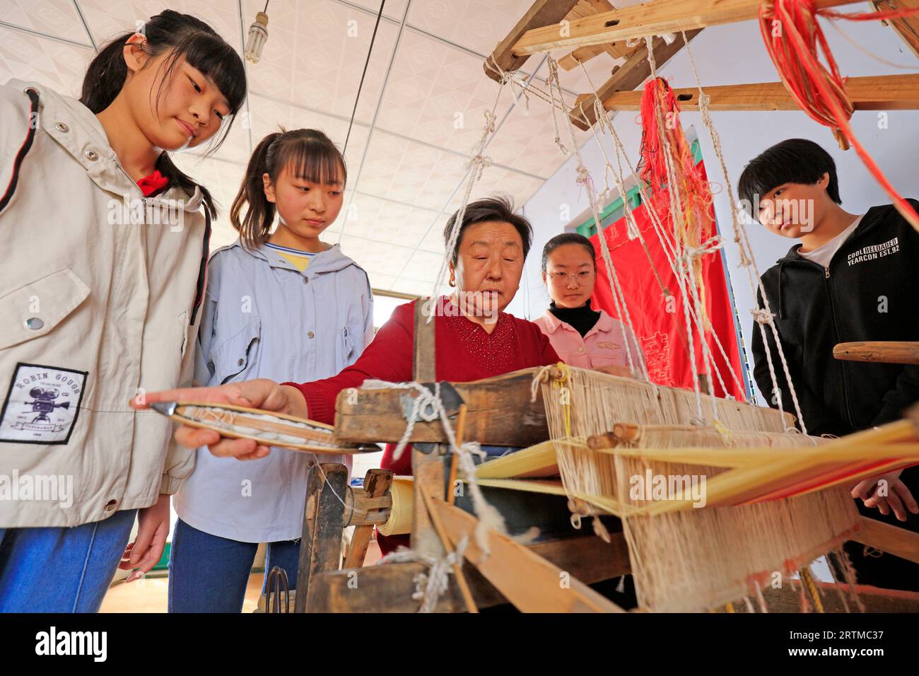 Weaving process hi-res stock photography and images - Alamy