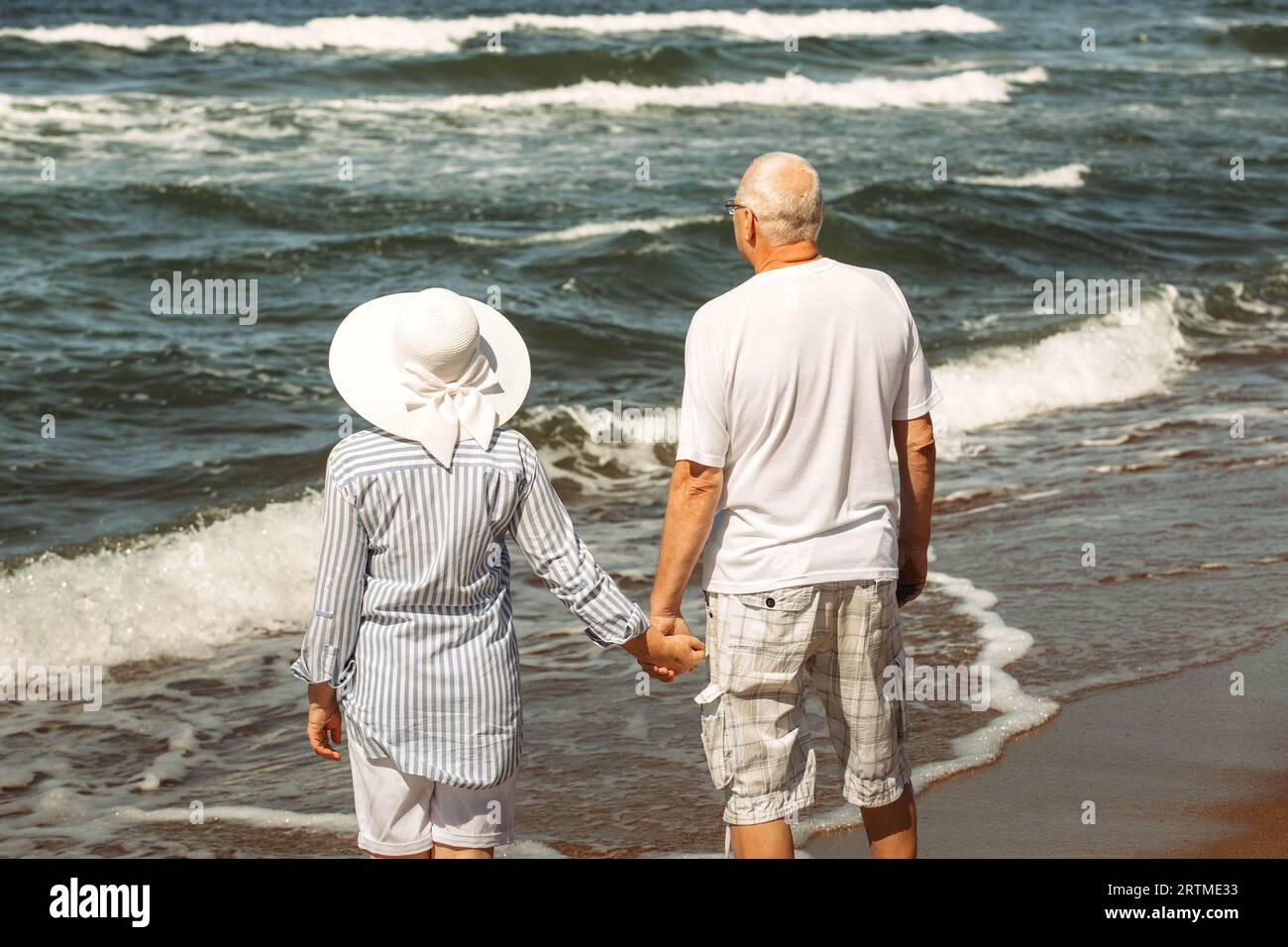 Couple back view beach sunshine hi-res stock photography and images - Alamy