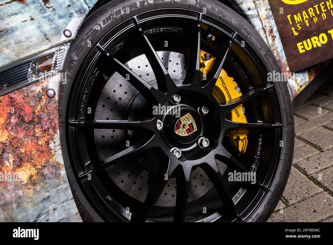 Night shoot with a Porsche 911 GT2 with a custom rusty 'rat car' wrap ...