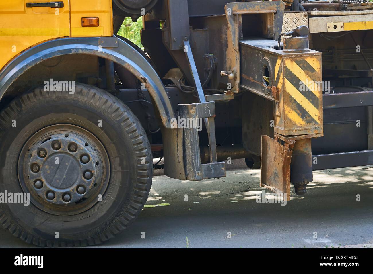 Truck lifting platform hi-res stock photography and images - Alamy