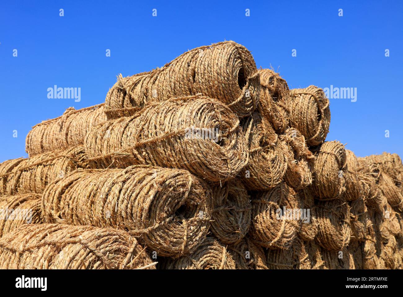 Straw rope hi-res stock photography and images - Alamy