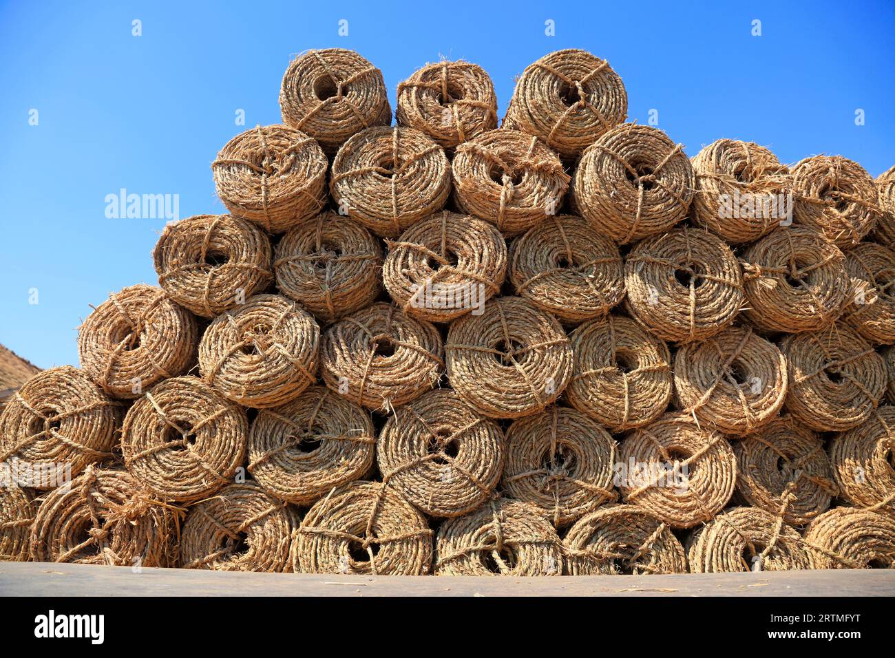 Straw rope hi-res stock photography and images - Alamy