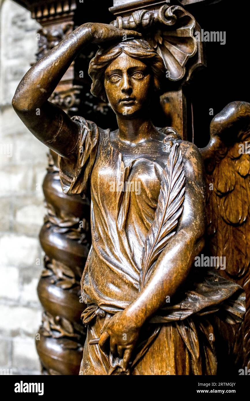 Box statue hi-res stock photography and images - Alamy