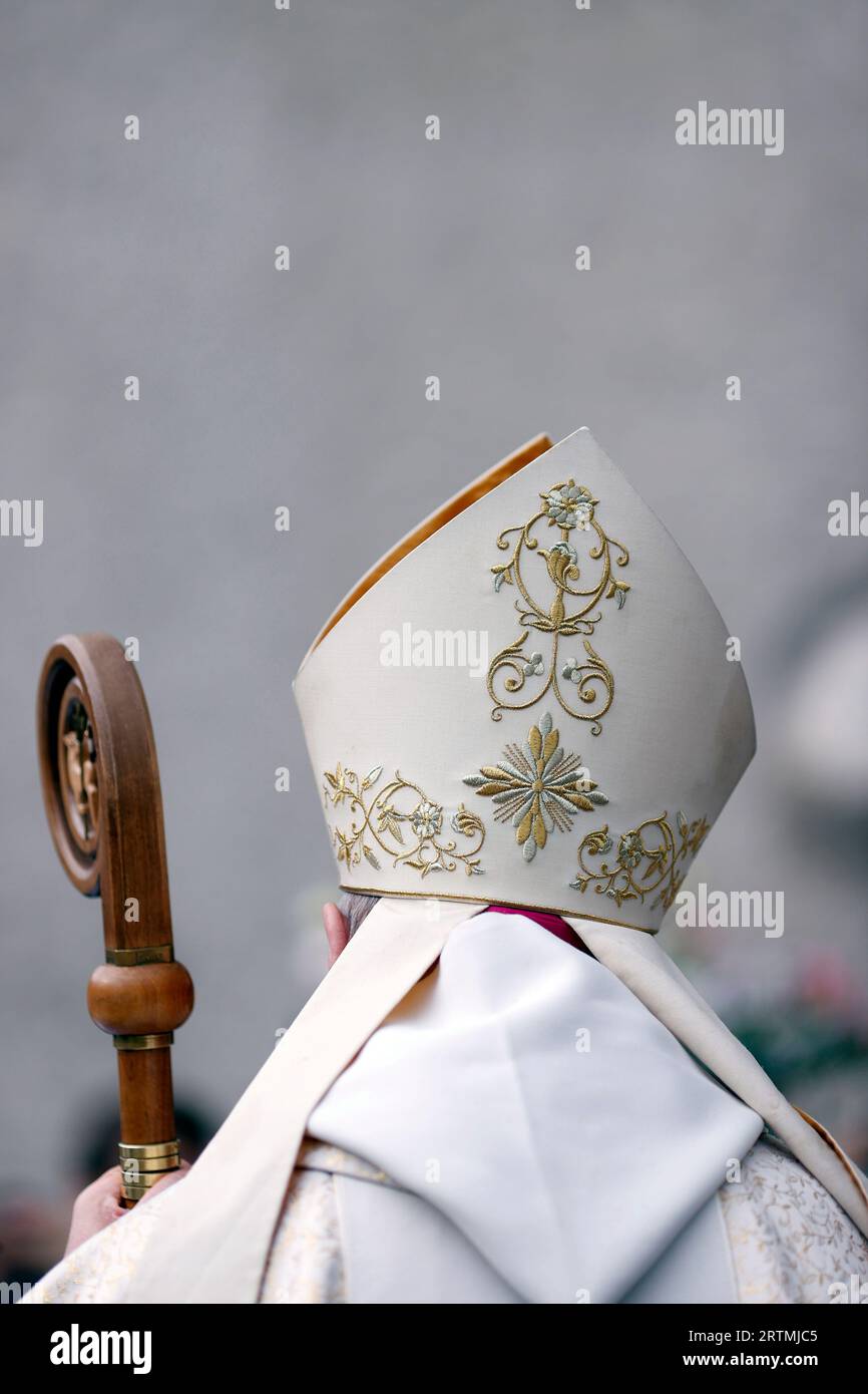 Bishop wearing miter hi-res stock photography and images - Alamy