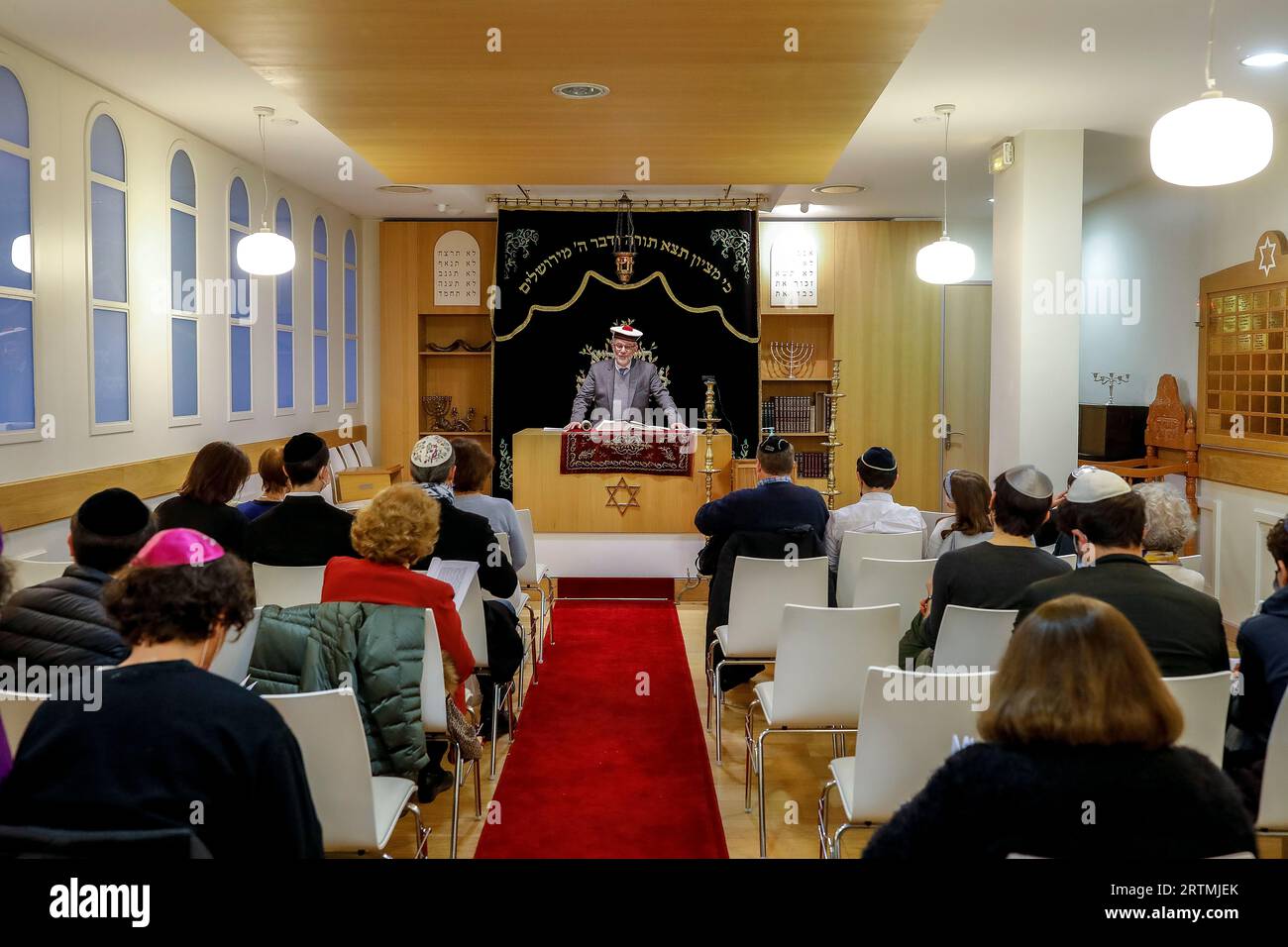 Rabbi sitting hi-res stock photography and images - Alamy