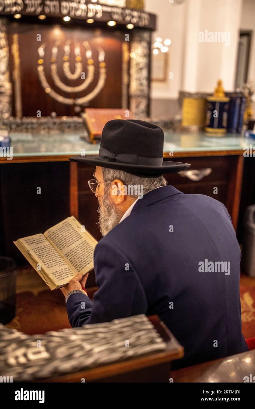 Shiva mourning prayer in Centre communautaire Rachi synagogue, Saint ...