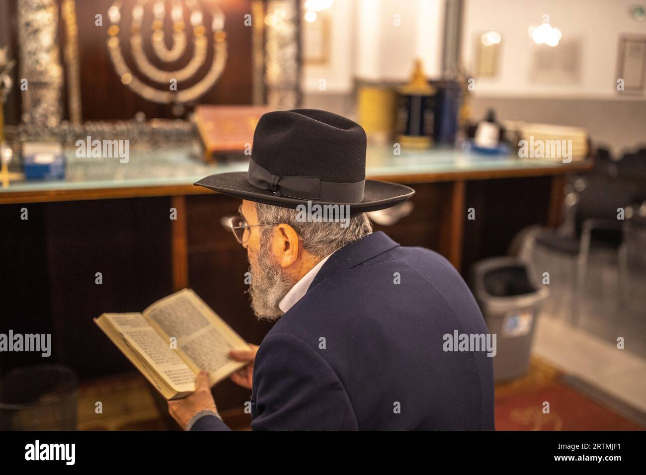 Jewish prayer of mourning hi-res stock photography and images - Alamy