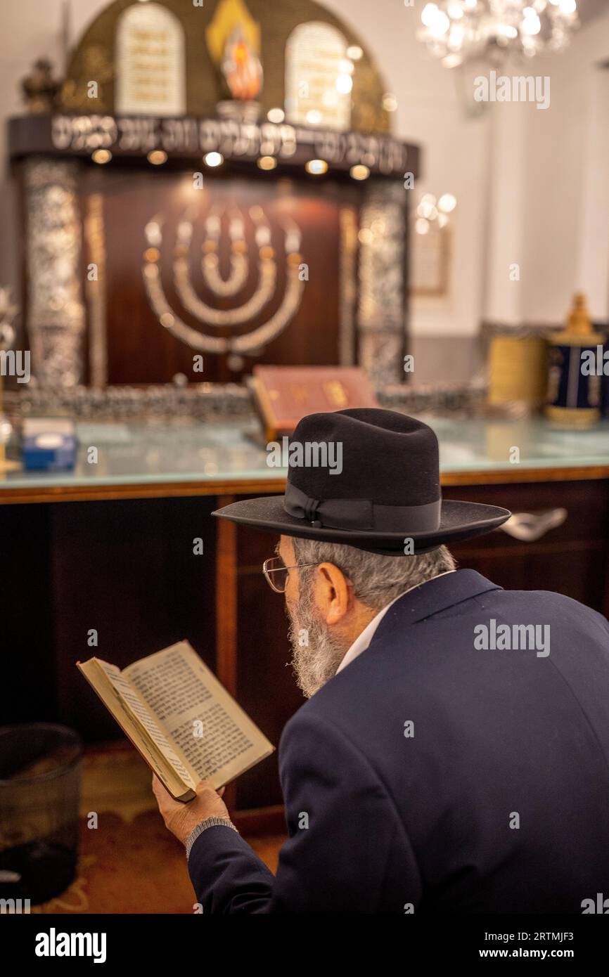 Jewish prayer of mourning hi-res stock photography and images - Alamy