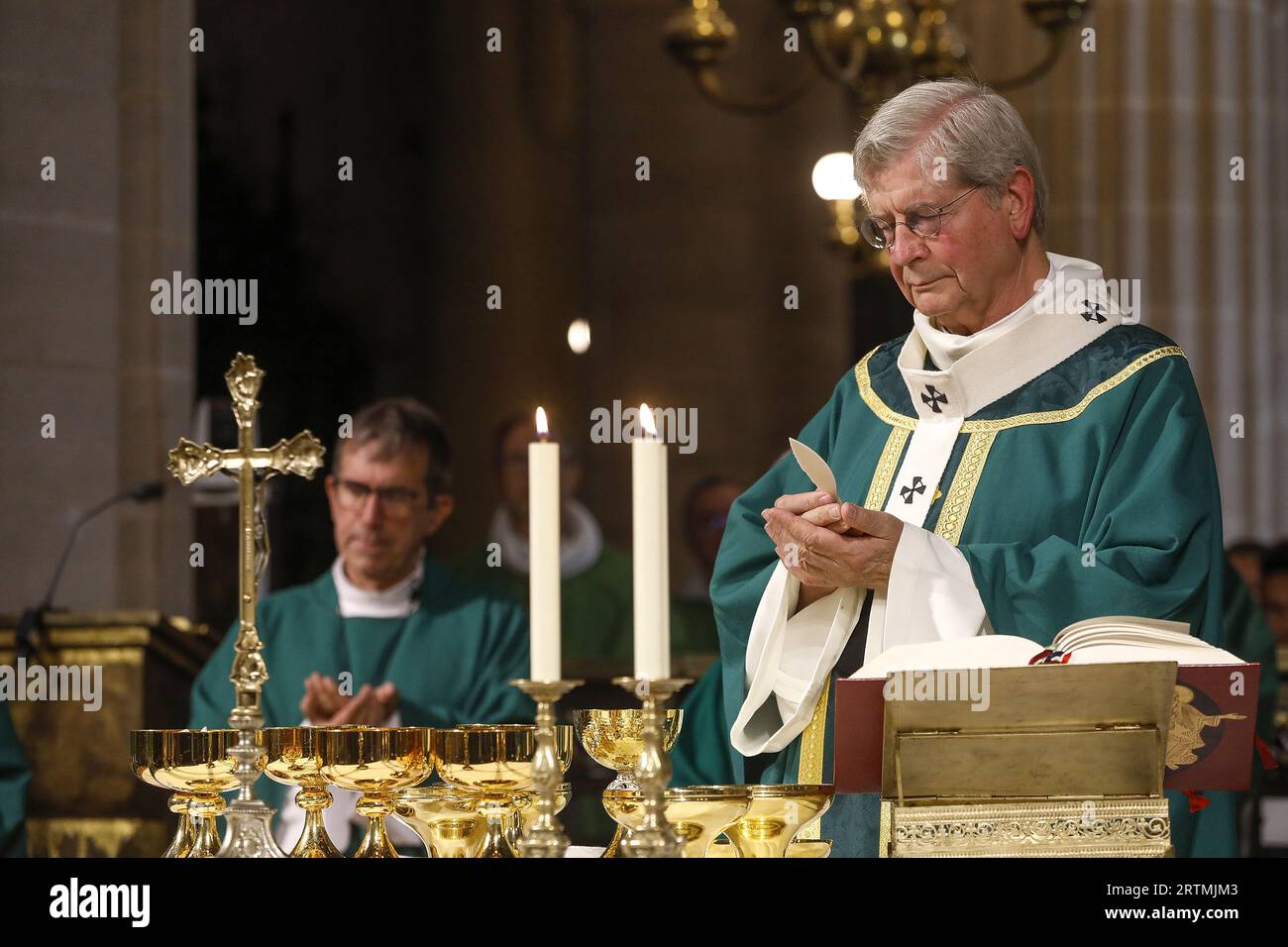 Mgr Laurent Ulrich, archevêque métropolitain de Paris célébrant l ...
