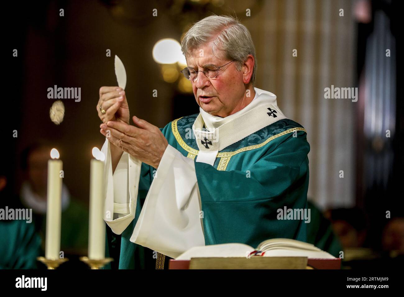 Mgr Laurent Ulrich, archevêque métropolitain de Paris célébrant l ...
