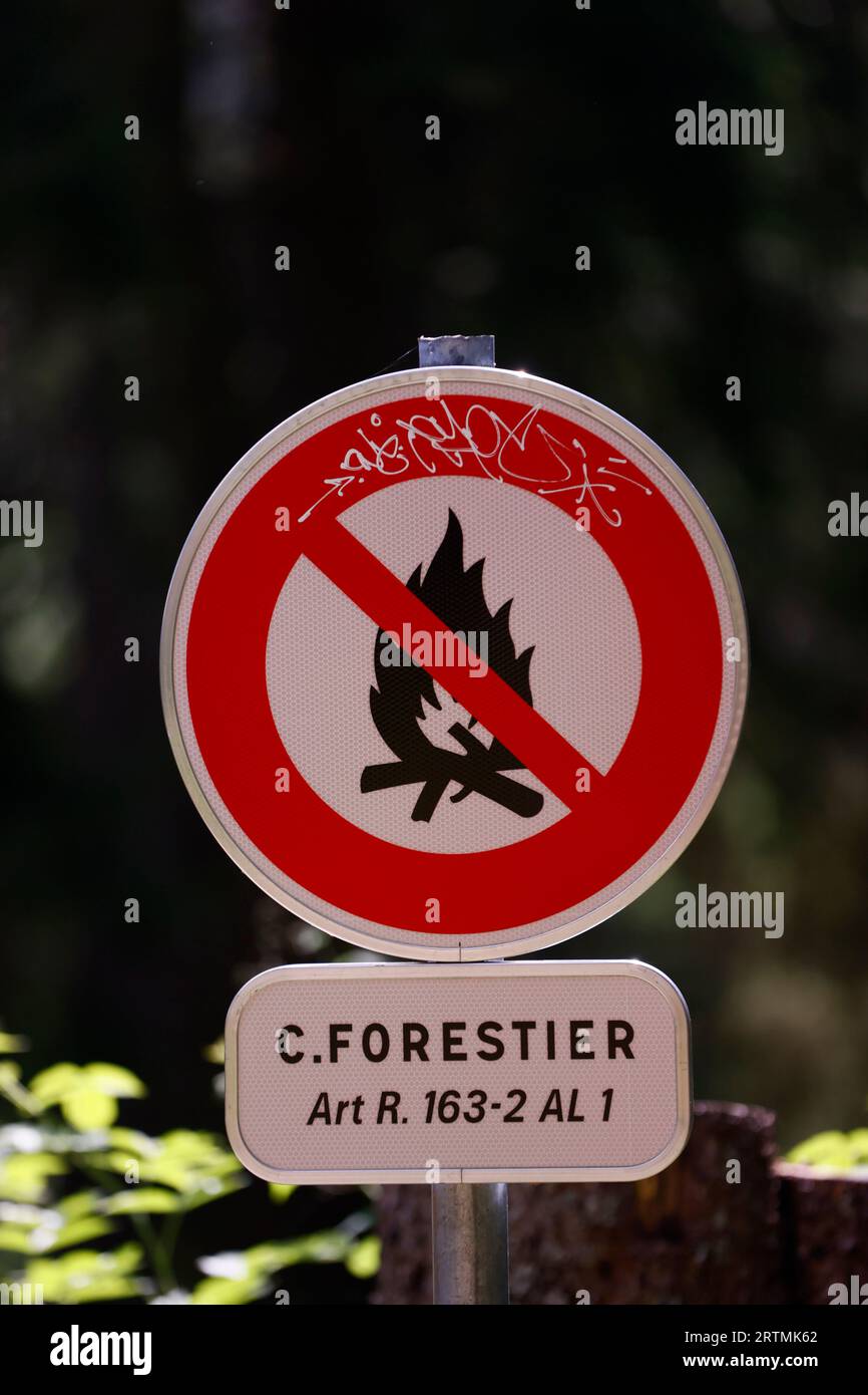 Prohibited fire sign on a mountain path. Fires not allowed. Cordon ...