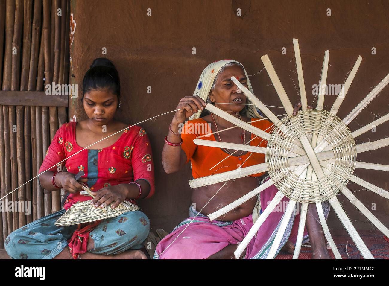 Women making baskets hi-res stock photography and images - Alamy