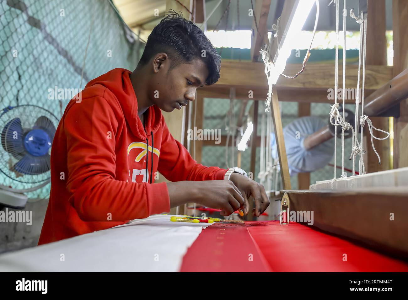 Weaver with a handloom in Suregaon, Maharashtra, India Stock Photo - Alamy
