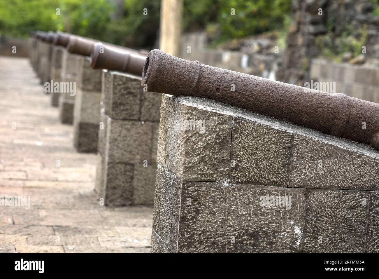 Daulatabad fort guns, Maharashtra, India Stock Photo - Alamy
