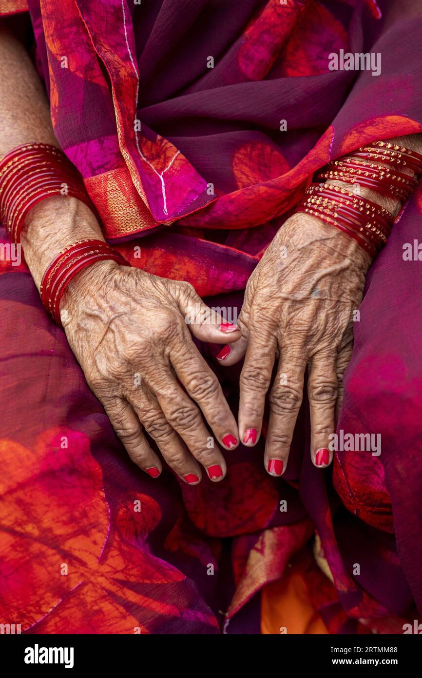 Sitting woman in red clothes and bangles, Daulatabad, Maharashtra ...