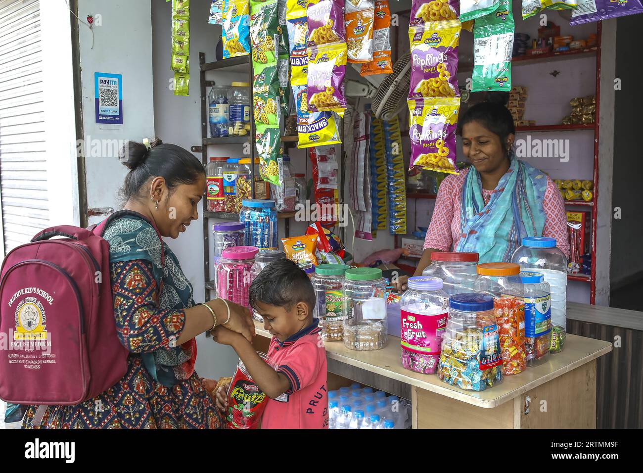 Mother buying sweets for her son in Dediapada, Gujarat, India Stock ...