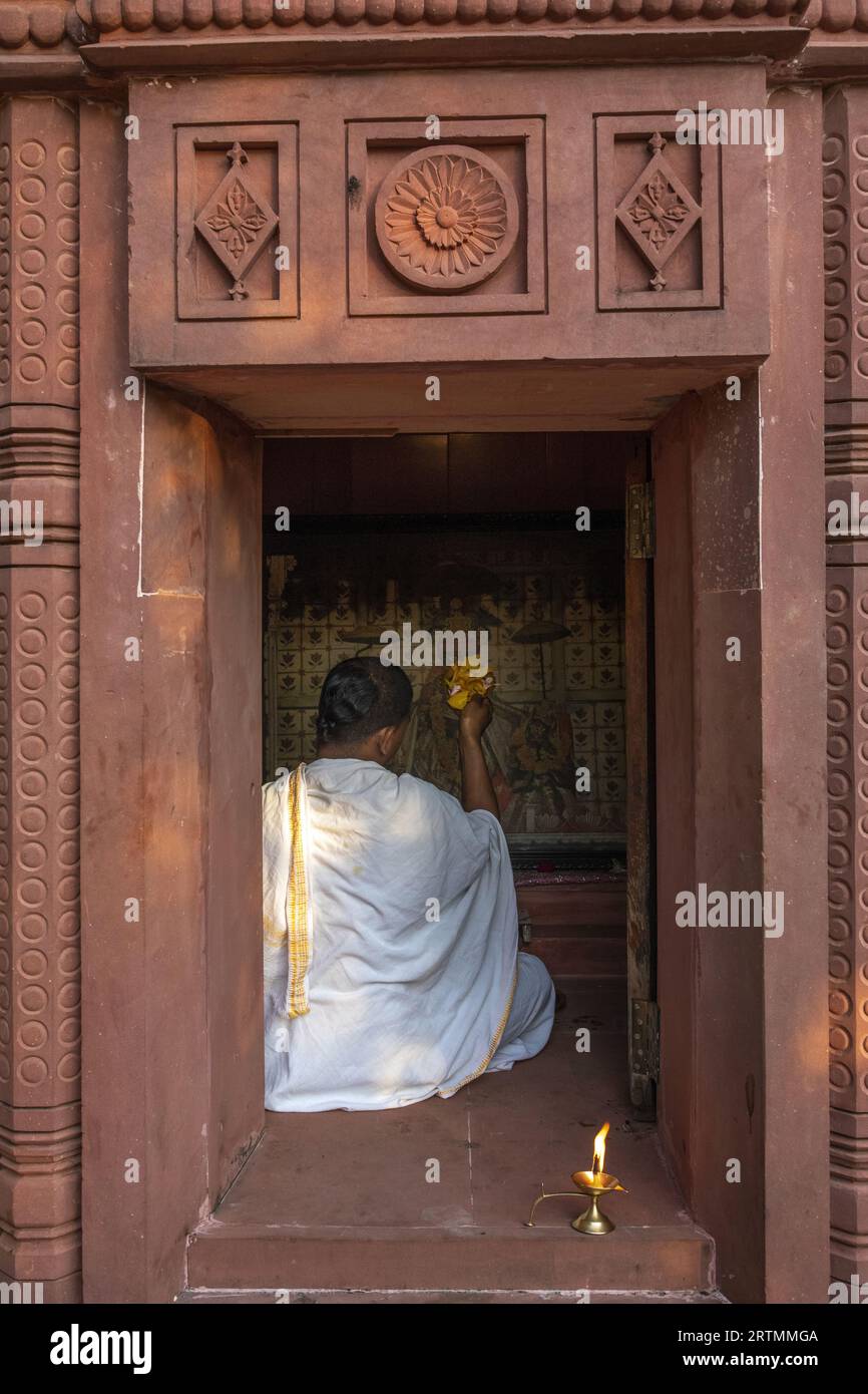 Priest performing ritual in a temple at Goverdan ecovillage, Maharashtra, India Stock Photo - Alamy