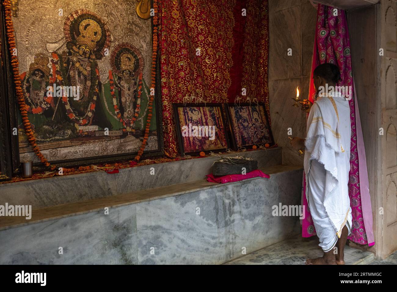 Priest performing ritual in a temple at Goverdan ecovillage, Maharashtra, India Stock Photo - Alamy