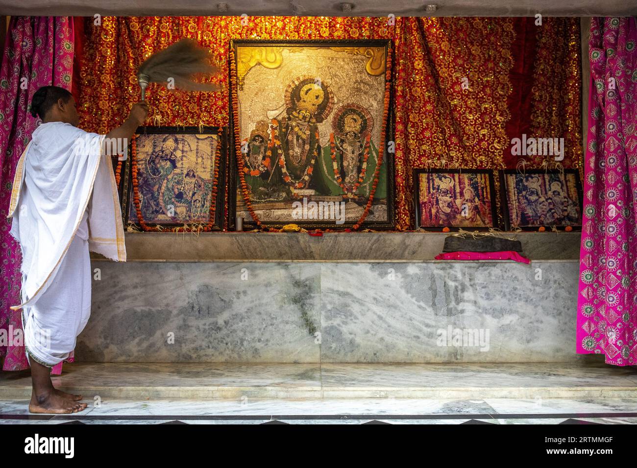Priest performing ritual in a temple at Goverdan ecovillage, Maharashtra, India Stock Photo - Alamy