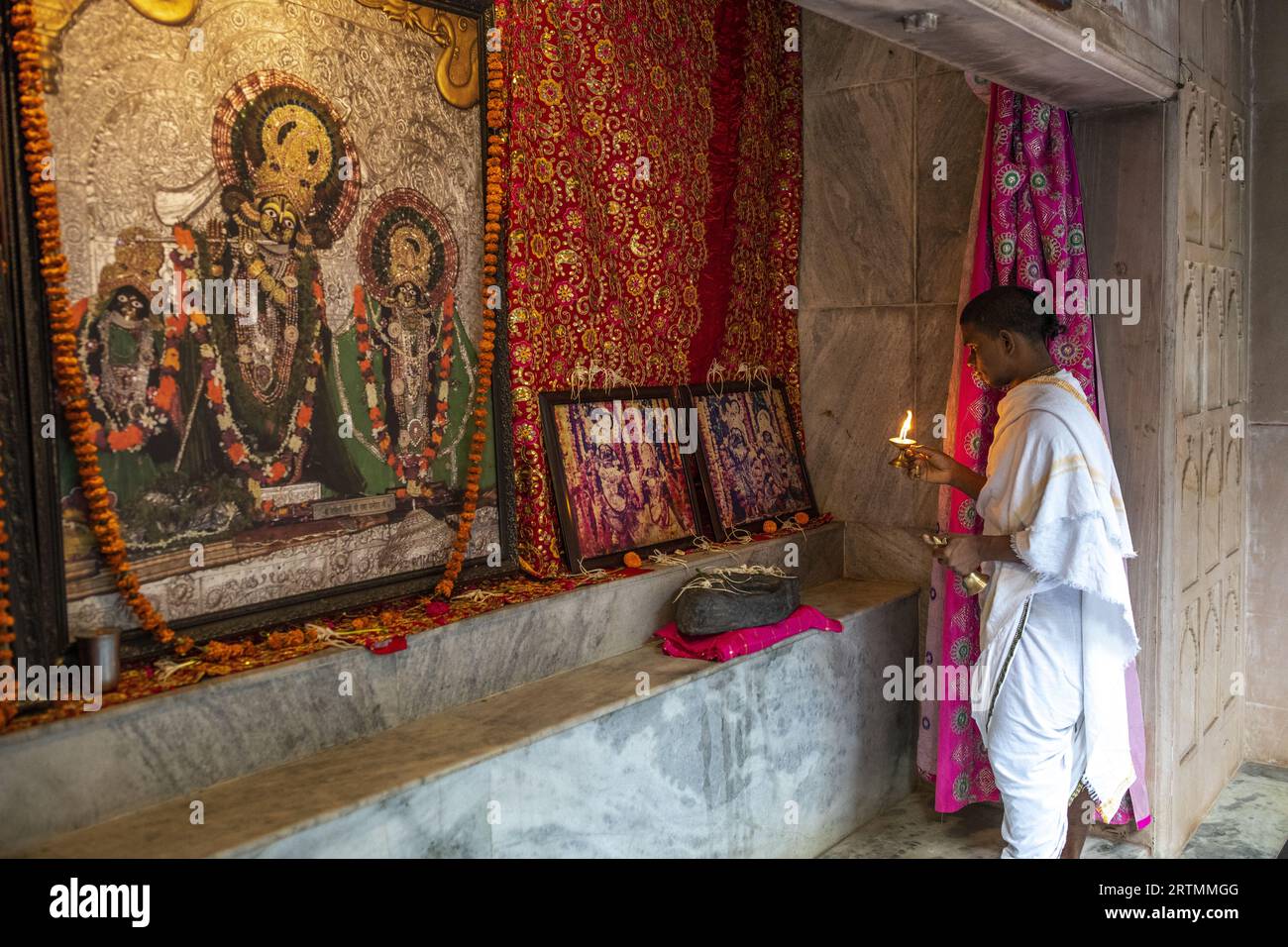 Priest performing ritual in a temple at Goverdan ecovillage, Maharashtra, India Stock Photo - Alamy