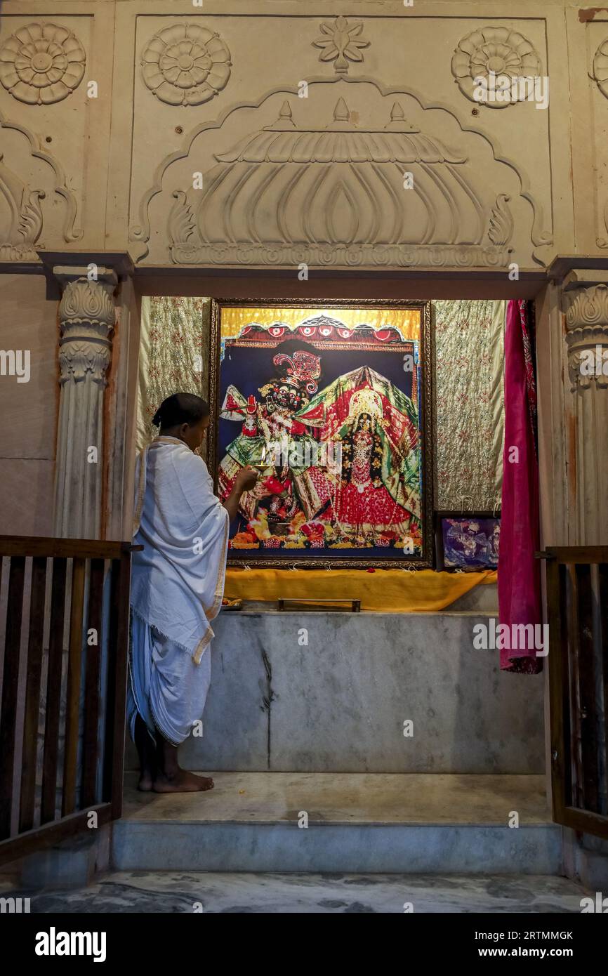 Priest performing ritual in a temple at Goverdan ecovillage, Maharashtra, India Stock Photo - Alamy