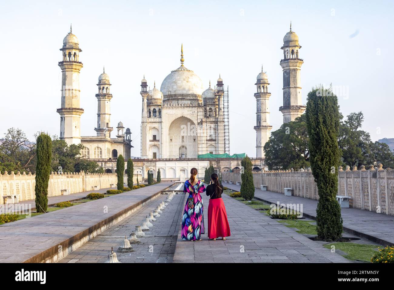 Tourists at Bibi Ka Maqbara in Aurangabad, India Stock Photo - Alamy