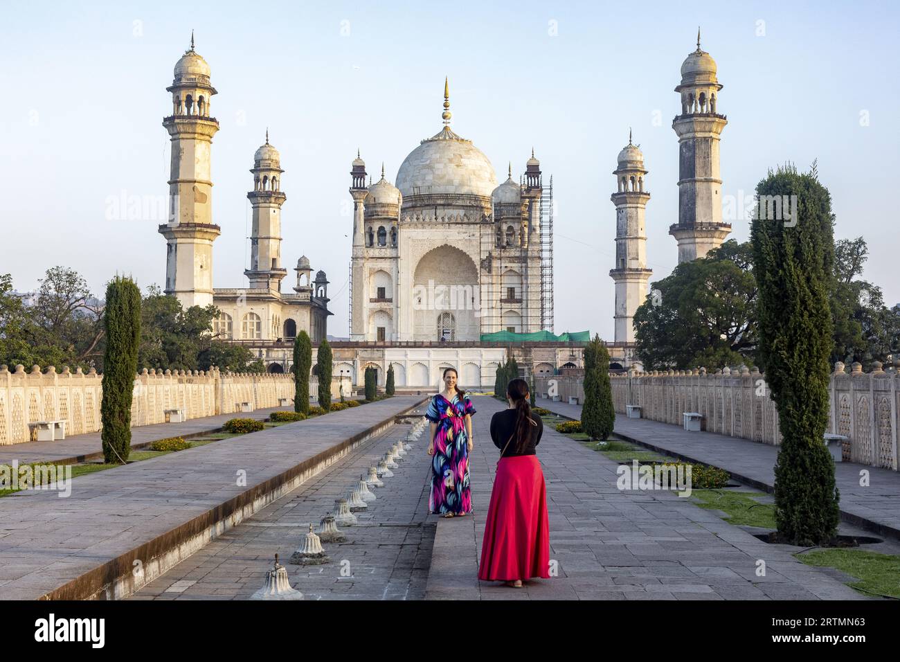 Tourists at Bibi Ka Maqbara in Aurangabad, India Stock Photo - Alamy
