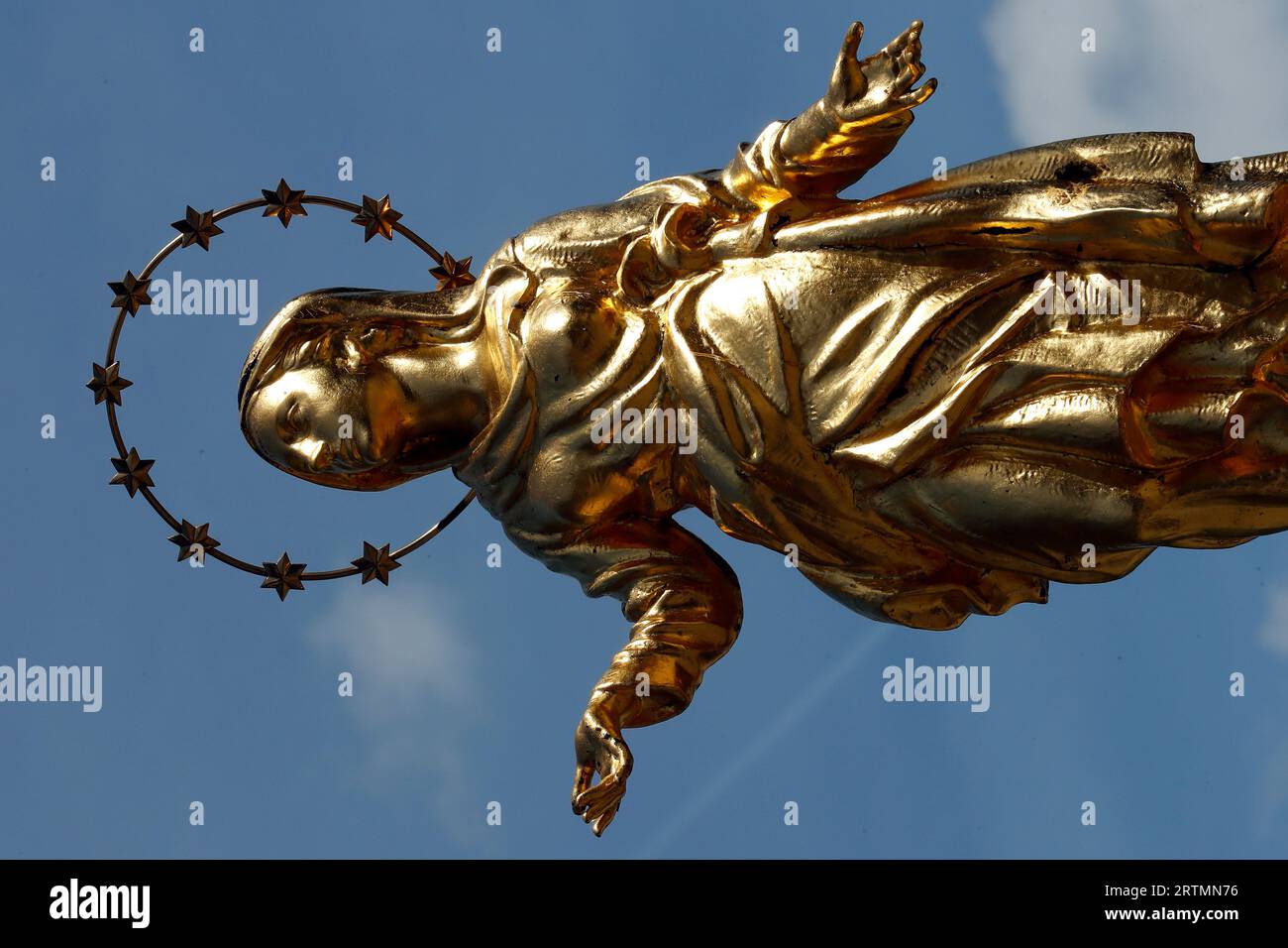 Golden virgin statue hi-res stock photography and images - Alamy