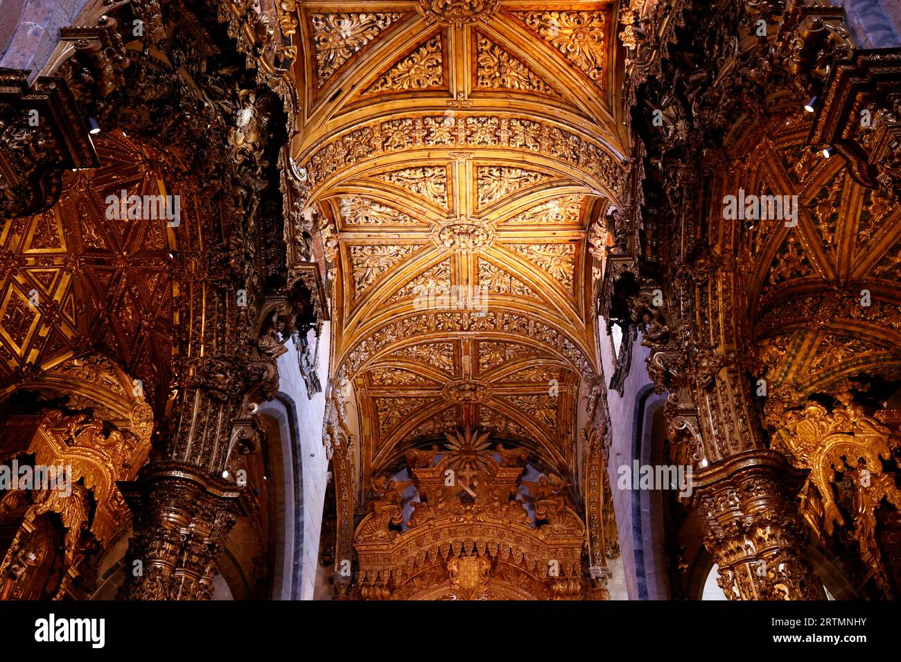 Interior of gothic church of Saint Francis (Igreja de Sao Francisco ...
