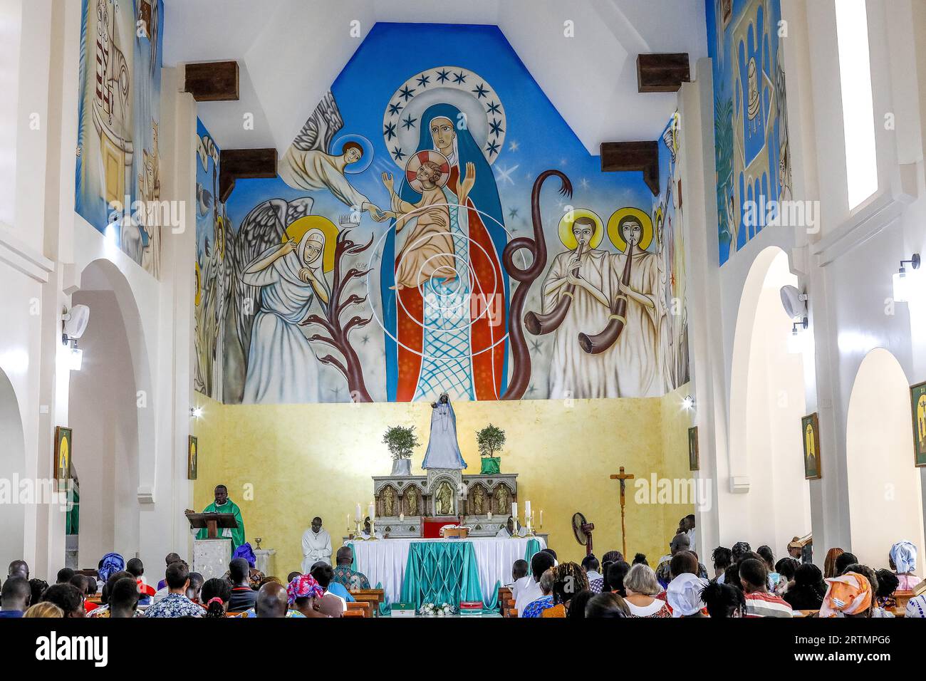 Sunday mass in Notre Dame de la Delivrance basilica, Keur Moussa ...