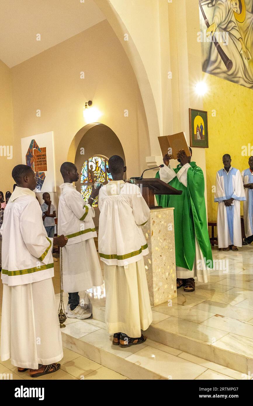 Sunday mass in Notre Dame de la Delivrance basilica, Keur Moussa ...