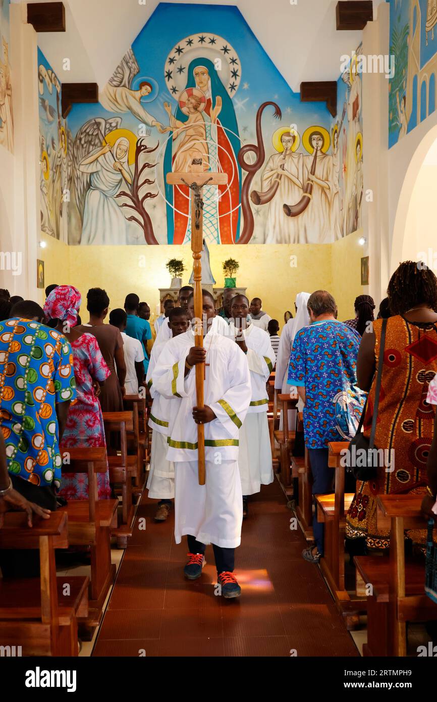Sunday mass in Notre Dame de la Delivrance basilica, Keur Moussa ...