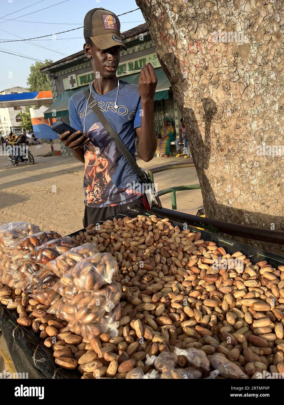 Vendeur de jeune homme hi-res stock photography and images - Alamy