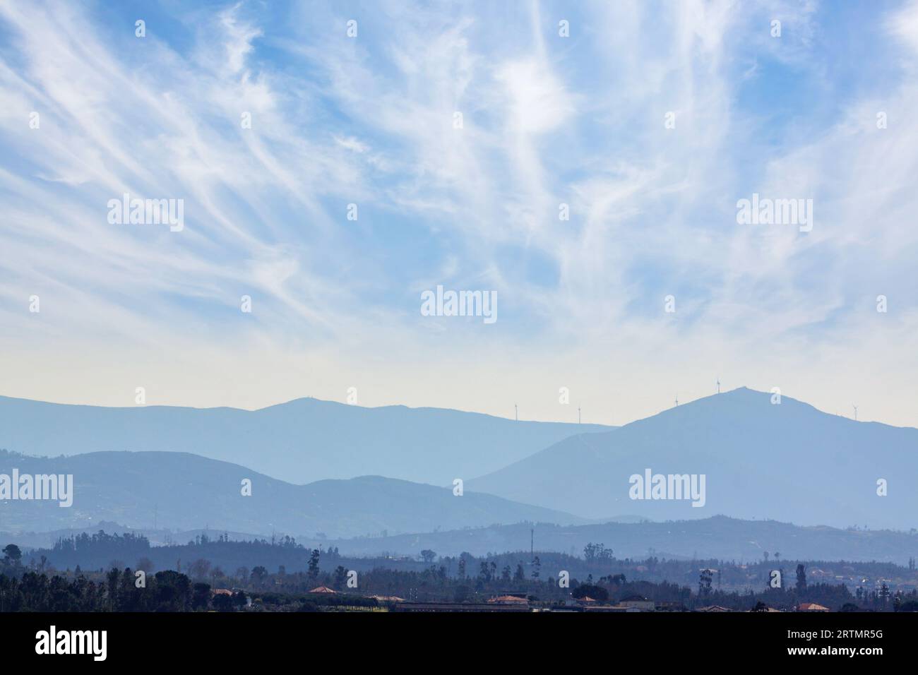 Streaked cloud hi-res stock photography and images - Alamy