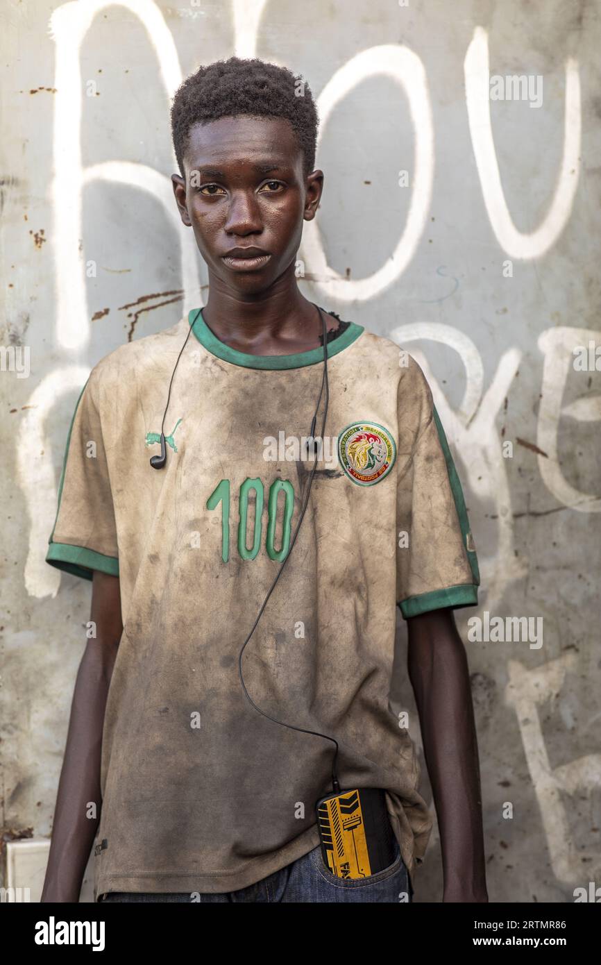 Garage worker in Fatick, Senegal. Apprentice Stock Photo - Alamy