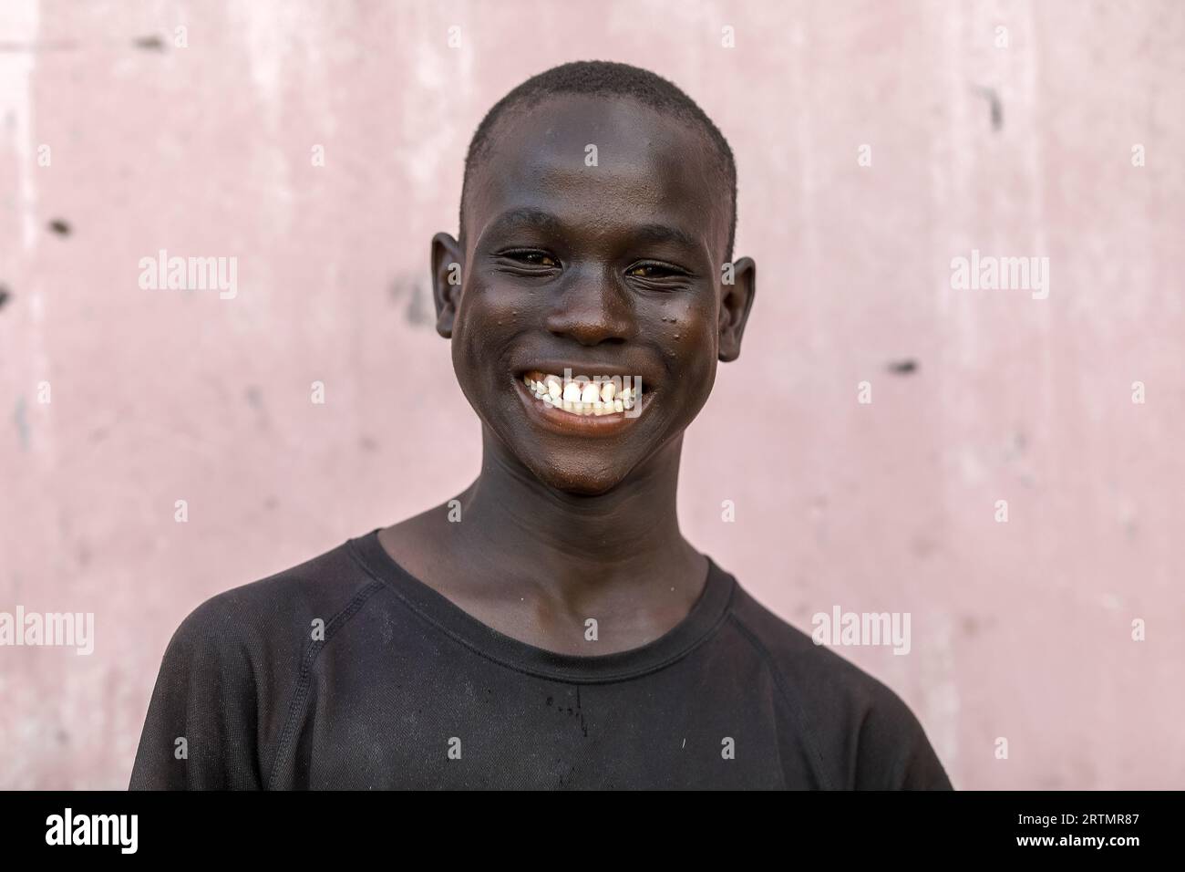 Garage worker in Fatick, Senegal. Apprentice Stock Photo - Alamy